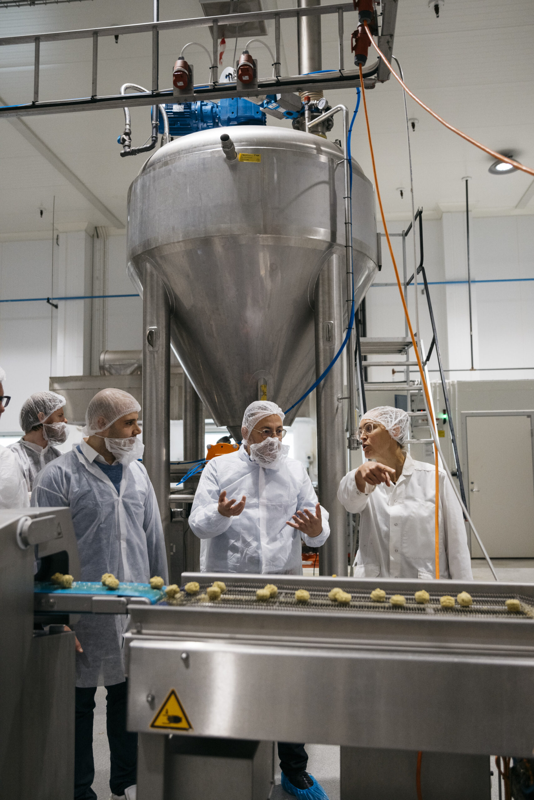 Muharrem Demirok (C) besökte Sevan Hummus Factory: ”Livsmedelsindustrin ...